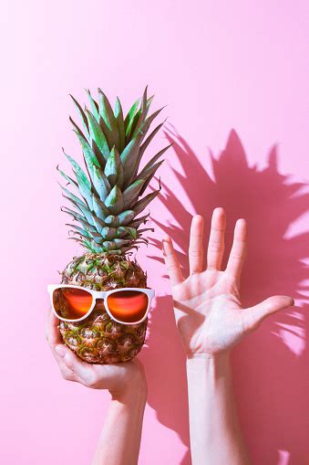 여름 열 대 과일과 나뭇잎 크리에이 티브 레이아웃에 의하여 이루어져 있다 여자 손에 안경에 파인애플입니다 5 개의 손가락입니다 분홍색 격리 Bacground입니다 플랫이