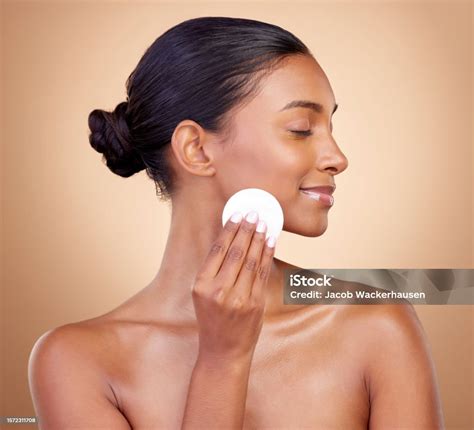 여성 화장솜 그리고 스튜디오 배경에서 미적 웰빙을 위한 얼굴 화장품의 스킨케어 행복한 인도 여성 모델 깨끗한 아름다움과 메이크업 제거 빛과 빛을 위한 얼굴 피부과 제품 20