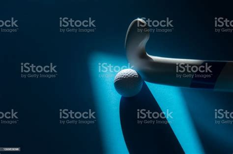 필드 하키 스틱과 흰색 공은 파란색 배경에 자연 조명 스포츠 팀 컨셉 수평 스포츠 테마 포스터 인사말 카드 헤더 웹 사이트 및 응용 프로그램 필드 하키에 대한 스톡 사진 및