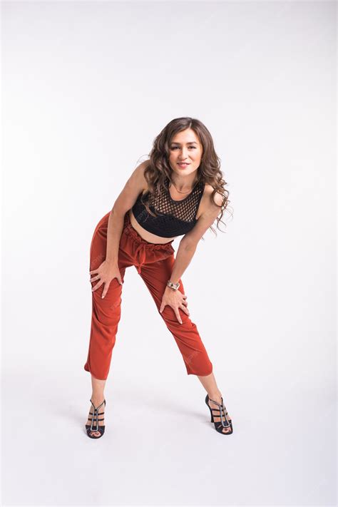 ラティーナダンス、ストリップダンス、コンテンポラリー、バチャタの女性のコンセプト 即興で踊り、白い背景の上で長い髪を動かす女性 Premium写真