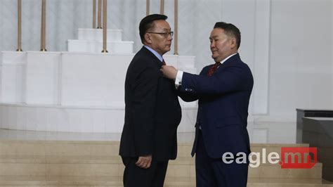 Монгол Улсын Арслан Л Сосорбарам Ардын багш С Өлзийхүү Гавьяат жүжигчин цолоор энгэрээ мялаалаа