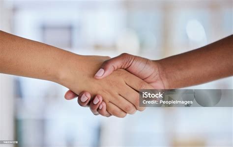 비즈니스 사람들 사무실에서의 악수 또는 협업 회사 또는 스타트업 거래 팀워크 또는 면접 성공 줌 흑인 여성 또는 고용 관리자가 악수 제스처를 취하고 감사 또는 환영합니다