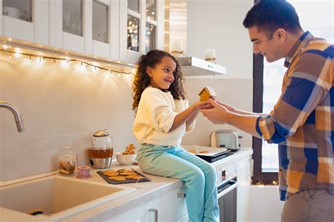 아버지와 딸이 기쁜 마음으로 크리스마스 쿠키를 만들고 있다 2명에 대한 스톡 사진 및 기타 이미지 2명 가정 생활 가정 주방 Istock