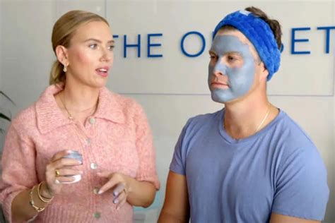 Scarlett Johanssons Hilarious Facial Moment Leaves Colin Jost In Stitches