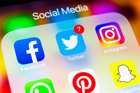 애플 아이폰 X에 소셜 미디어 페이 스 북 인 스타 그램 트위터 Snapchat 응용 프로그램 화면에 아이콘으로 사무실 책상 소셜 네트워크입니다 소셜 미디어 애플 리 케이