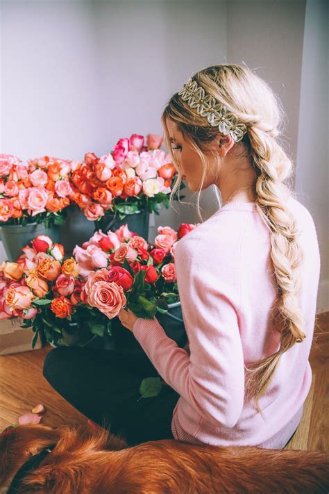 Фото Девушка сидит у букетов роз а на полу лежит ее пес