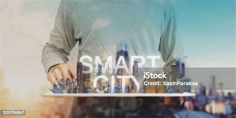 스마트 시티 기술 디지털 태블릿을 사용 하는 사람 현대 건물 홀로그램 Smart City에 대한 스톡 사진 및 기타 이미지 Smart City 리더십 남자 사업가
