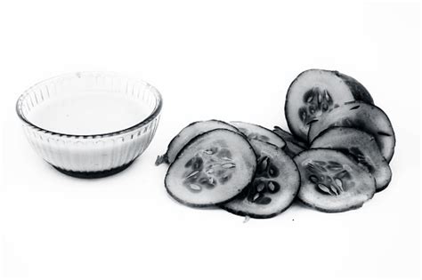 오이 얼굴 팩 흰색 즉 유리 그릇에 원시 우유와 잘 혼합 오이 펄프와 표면에 존재하는 전체 원료팩 즉각적인 광선에 사용됩니다