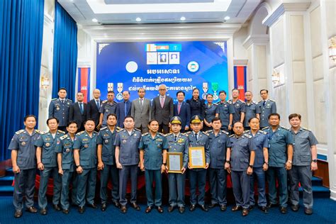 ឯកឧត្តមអគ្គបណ្ឌិតសភាចារ្យ អូន ព័ន្ធមុនីរ័ត្ន