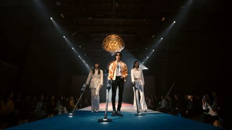 삼성 청소기 손에 든 모델들 런웨이 걸으며 신기능 홍보 Zdnet Korea