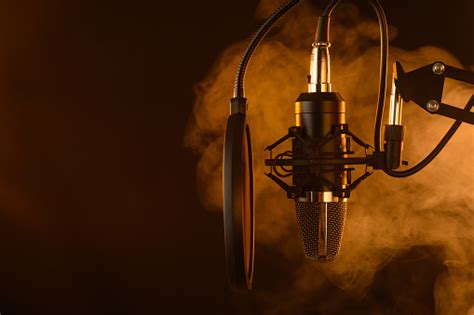 스탠드와 진동 방지 마운트의 스튜디오 콘덴서 마이크를 닫습니다 컬러 조명 배경으로 라이브 녹화 측면 뷰 노란 빛 연기 노래방 마이크에 대한 스톡 사진 및 기타 이미지