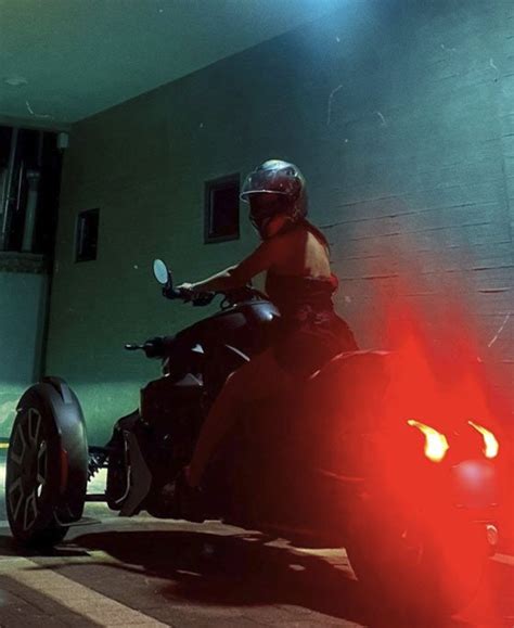 김희정 서구적인 몸매 美쳤다…글래머 S라인 늘씬 각선미 네이트 연예