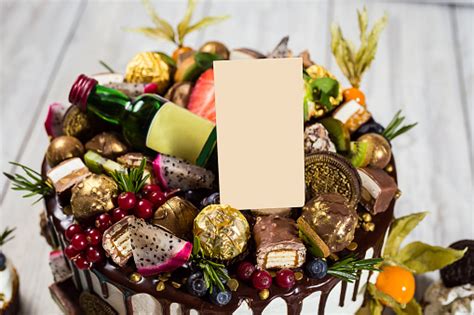 초콜릿 컵 케이크와 케이크 딸기 과일 딸기의 컵 케이크 Viewcolorful 컵 케 익 맛 있는 케이크 화려한 크림 사탕 공간을 복사 클로즈업 디저트 개념 와인 로마와