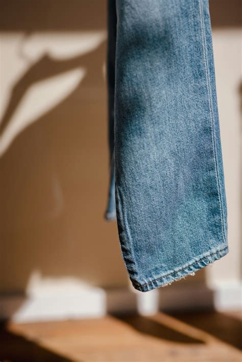 파란색 데님 청바지 검은 색 플라스틱 옷걸이 사진 Unsplash의 무료 회색 이미지