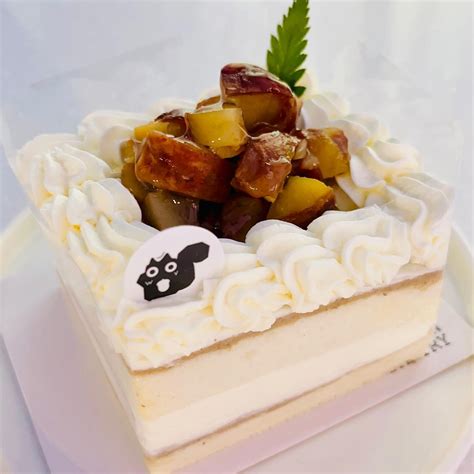 가을이네요🌰 날이 점점 선선해지고 이써요🍂 가을 디저트로 이번주부터 🌰 밤쌀케이크가 나와요♥️ 럼향이 진한 밤크림과 쫌무거운 우유크림이 조화가 좋아요 사이사이 씹히는