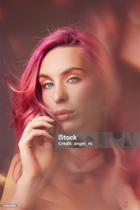 분홍색 머리 창조적 인 색소와 여자의 예술 아름다움 초상화 밝은 색상의 하이라이트와 얼굴에 그림자 보석 소녀 바람에 염색 된 머리 눈 신체 부분에 대한 스톡 사진 및 기타