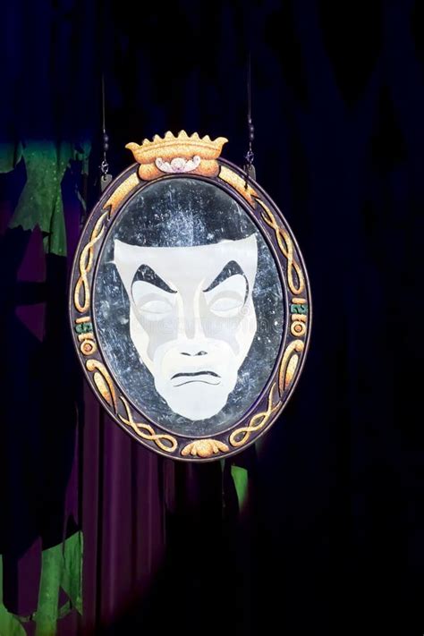 Snow White Magic Mirror Diy