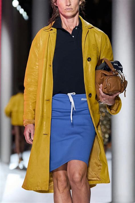 Трендовий колір 2024 року кобальтово синій Fashion