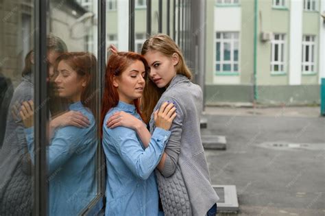 Relaciones Del Mismo Sexo Retrato De Dos Jóvenes Lesbianas Abrazándose