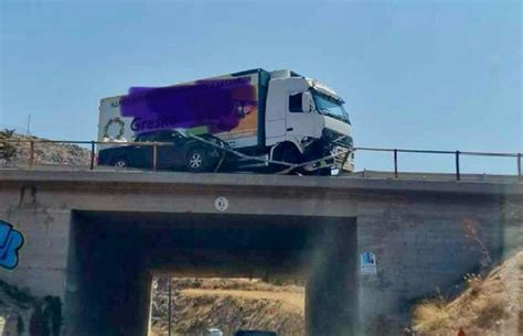 Τραγωδία στο Ηράκλειο Φορτηγό έπεσε πάνω σε αγροτικό και μηχανή ένας νεκρός Το Κουτί της