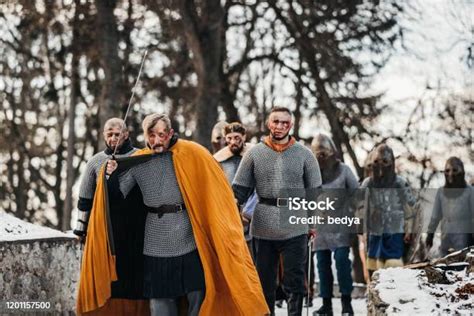 전쟁 중에 칼을 들고 갑옷을 입은 기사들의 사진 칼과 전투에 가는 전사의 사악한 감정 감정에 대한 스톡 사진 및 기타 이미지 감정 검 고대의 Istock