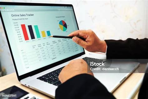 현대 사무실 재무 및 비즈니스 개념에서 차트 그래프 및 계산기로 재무 보고서 프로젝트 회계를 작업하고 분석하는 아시아 회계사 경제에 대한 스톡 사진 및 기타 이미지 Istock