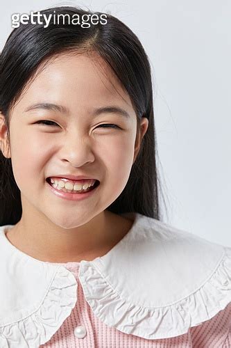 어린이 나이 소녀 여성 8세에서9세 저학년어린이 초등학생 웃음 얼굴표정 미소 얼굴표정 밝은표정 이미지 Jv13436075 게티이미지뱅크