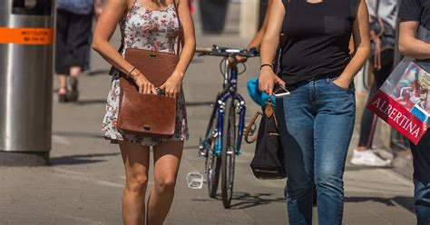 Во Франции на женщину напали трое мужчин недовольных длиной её юбки — Wonderzine