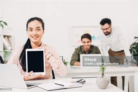 배경에 남성 동료와 함께 빈 화면 디지털 태블릿을 들고 여성 관리자 경영자에 대한 스톡 사진 및 기타 이미지 경영자 남자 동료 Istock