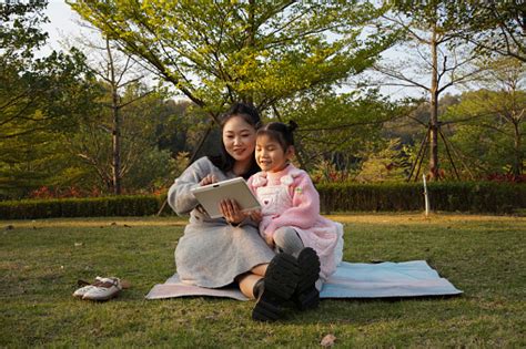 귀여운 아시아 소녀가 그녀의 어머니와 태블릿 컴퓨터를 가지고 노는 25 29세에 대한 스톡 사진 및 기타 이미지 25 29세 2명 4 5세 Istock