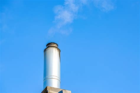 푸른 하늘을 배경으로 연기가 솟아오르는 굴뚝 겨울에 집을 가열 떠오르는 연기가 있는 스테인레스 스틸 굴뚝 0명에 대한 스톡 사진 및 기타 이미지 Istock