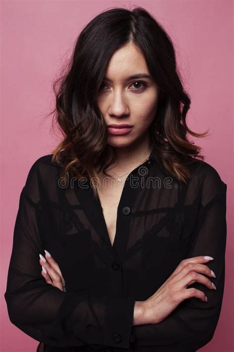 Jovencita Linda Con El Pelo Rizado Posando Alegre Sobre El Estilo De Vida De La Gente De Color