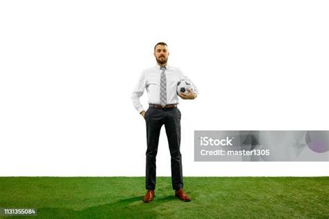 흰색 배경에 고립 된 축구를 재생 하는 젊은 사업가의 전체 길이 샷 남자 사업가에 대한 스톡 사진 및 기타 이미지 남자 사업가 축구 팬 사람의 역할 Istock