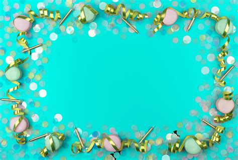 화려한 둥근 종이 색종이 황금 촛불 파티 스트리머와 트렌디 한 민트 배경에 마카롱축제 플랫 누워 휴일 개념 개념에 대한 스톡