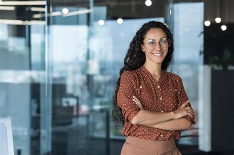 Retrato De Una Joven Y Bella Mujer Hispana Rizada Estudiante Latinoamericana Con Gafas Se