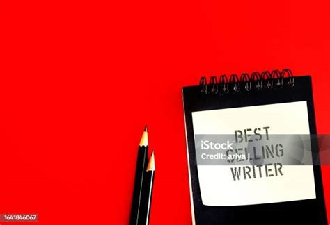 베스트셀러 작가 인기 있는 책을 쓰는 성공적인 작가 또는 베스트셀러가 되는 것을 목표로 하는 열정적인 목표 설정 작가에 대한 텍스트가 있는 노트북에 연필과 노란색 메모가