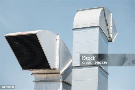 쇼핑몰 공기 환기 장비 및 흐르는 시스템의 지붕을 통해 공기 환기 연기 배기 가스에 대한 덕트 블로어 소모항공 흡입 가정 생활에 대한 스톡 사진 및 기타 이미지 Istock