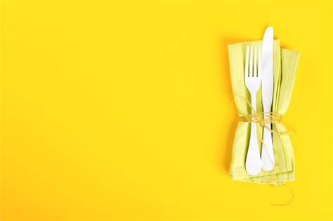 밝은 노란색 배경에 부엌 칼 붙이 부활절 테이블 설정 휴일 장식입니다 행복 한 부활절 개념입니다 평면도 평평한 누워 텍스트의 공간을 복사 합니다 개념에 대한 스톡 사진 및