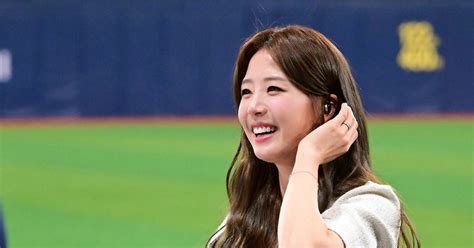 [포토] 류현진 아내 배지현 오랜만의 방송에 함박웃음