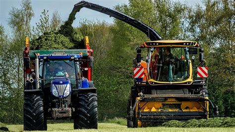 Grass Silage New Holland Fr New Holland T7 Fendt 820