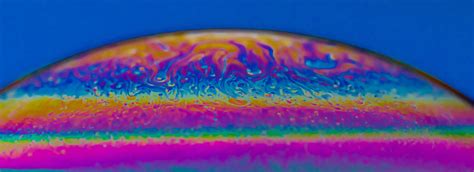 매크로 비누 거품의 생생한 무지개 색상은 가벼운 돔 세척점과 세제 거품 아래에서 사이키델릭 패턴을 만듭니다 강렬하고 밝은 색상에 대한 스톡 사진 및 기타 이미지 Istock