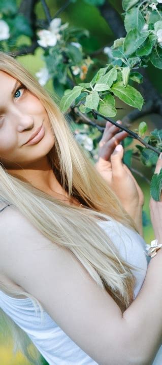 319x720 Resolution Blonde Hair Blue Eyes Face 319x720 Resolution