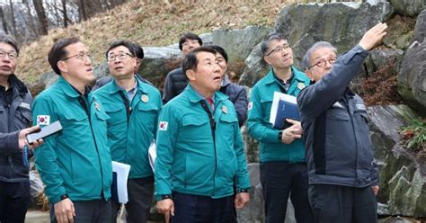 웅상 옹벽 붕괴사고 현장 점검하는 나동연 양산시장