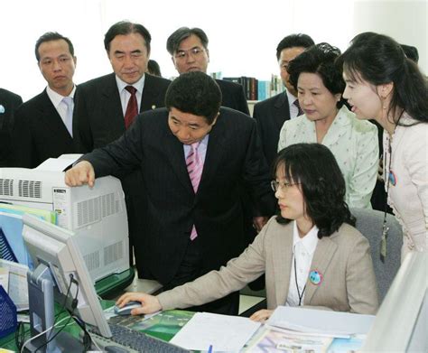 [노무현사료관] [부산종합고용안정센터 취업알선 창구를 돌아보며 설명을 경청하는 노무현 대통령 내외]