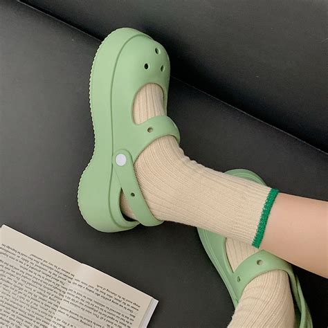 스텝 온 푸 센스 바오터우 슬리퍼 두꺼운 밑창 크록스 미끄럼 방지 프렌치 블랙 베이지 핑크 퍼플 여성 신발 여름 2023