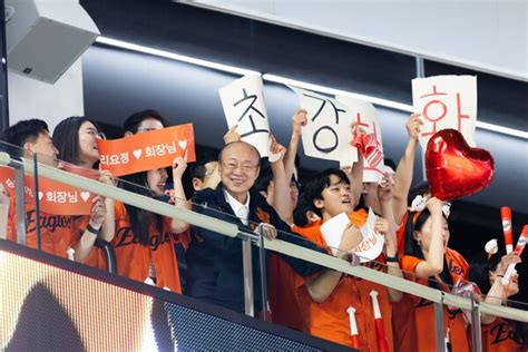 김승연 한화 회장 전반기 1위 한화이글스 격려