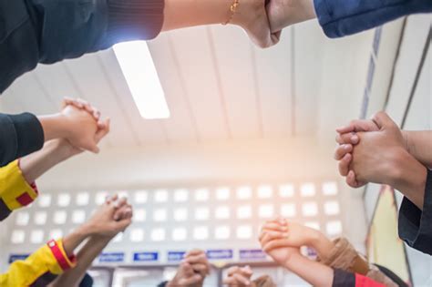 화합과 팀워크 개념 그룹의 흐리게 학생 교실에서 함께 손을 아시아 젊은이 스택에 손 표시 팀웍 Uninty 활동 성공의 그들의 손의 함께 퍼 팅의 보기 공동체에 대한 스톡