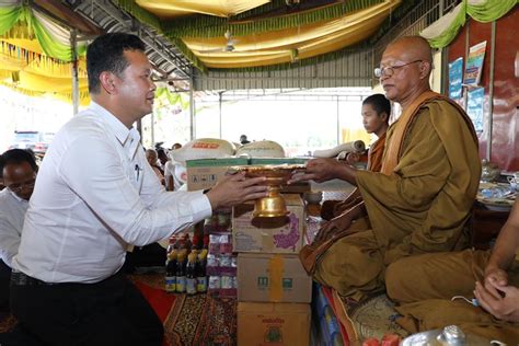 ឯកឧត្តម ឌី វិជ្ជា និងលោកជំទាវ ហ៊ុន ម៉ាណា ប្រគេនទៀនព្រះវស្សា