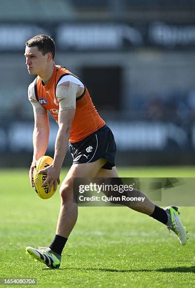 Corey Durdin Of The Blues Kicks During A Carlton Blues Afl Training Nachrichtenfoto Getty