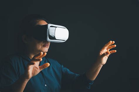 가상 현실의 안경을 쓴 여자 미래 기술 개념입니다 메타버스 기술 개념입니다 Vr 가상 현실 고글 미래 지향적 인 라이프 스타일